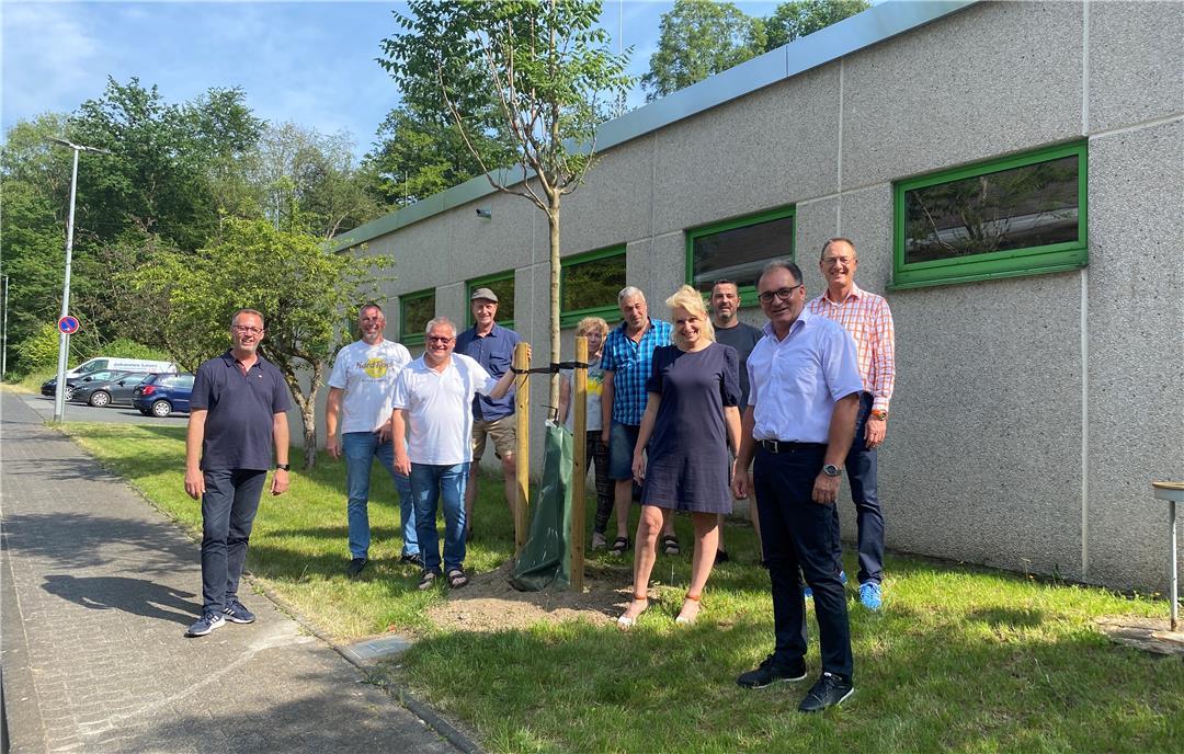 Thomas Becher freut sich über Baumspende der CDU