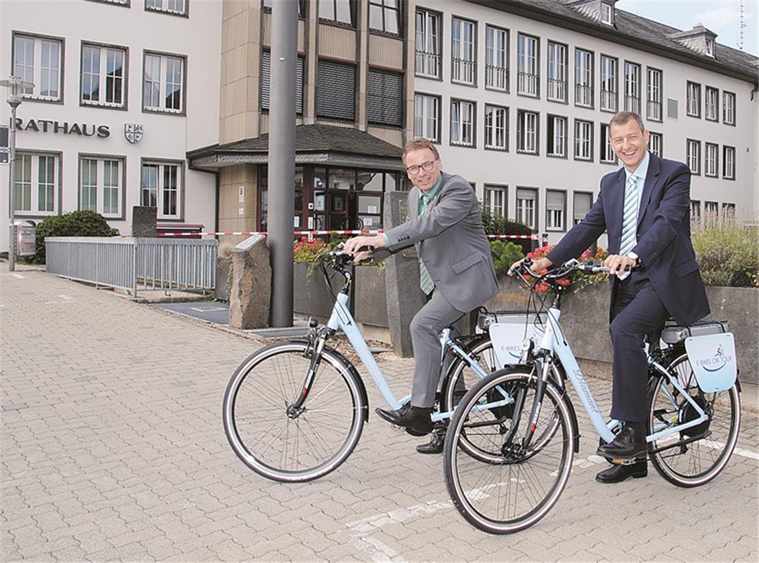 RWE Deutschland stellt Stadtverwaltung zwei E-Bikes kostenlos zur Verfügung