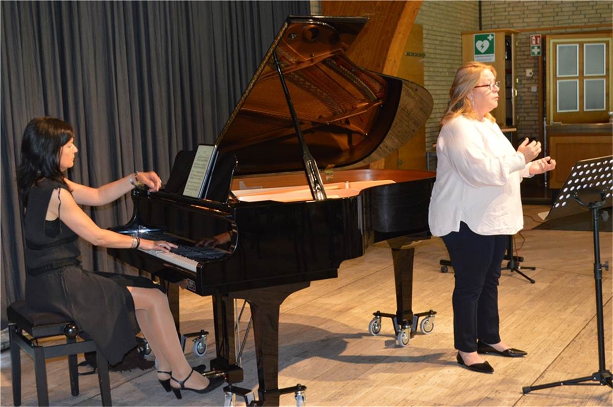 Kathy Kelly und Pianistin Nadja Bulatovic begeisterten das Publikum