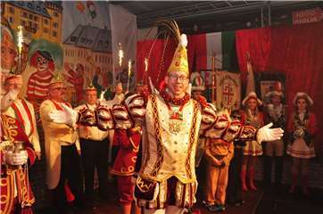 Krönung von Prinz Peter IV. in Mayen