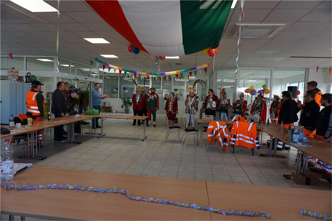 Prinz Peter IV. mit Gefolge und Alte Große besuchten Betriebshof am ...