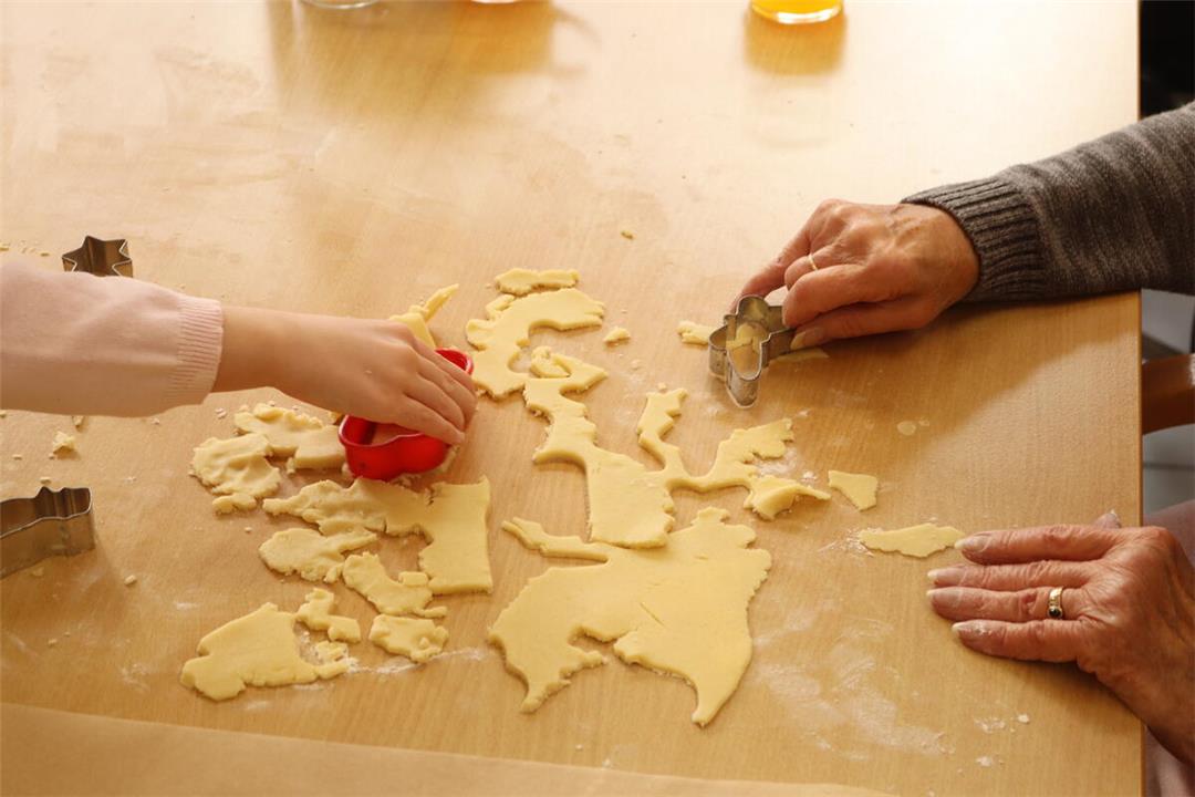 Plätzchenbacken verbindet Jung und Alt