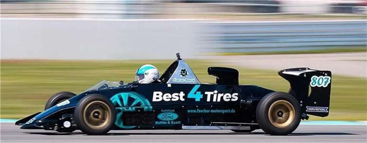 Simone Busch mischt in der internationalen Formel Ford Racing vorne mit