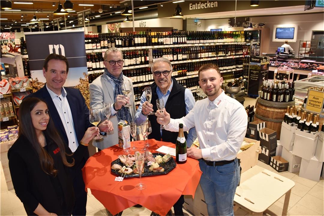 Bürgermeister begeistert vom neugestalteten REWE