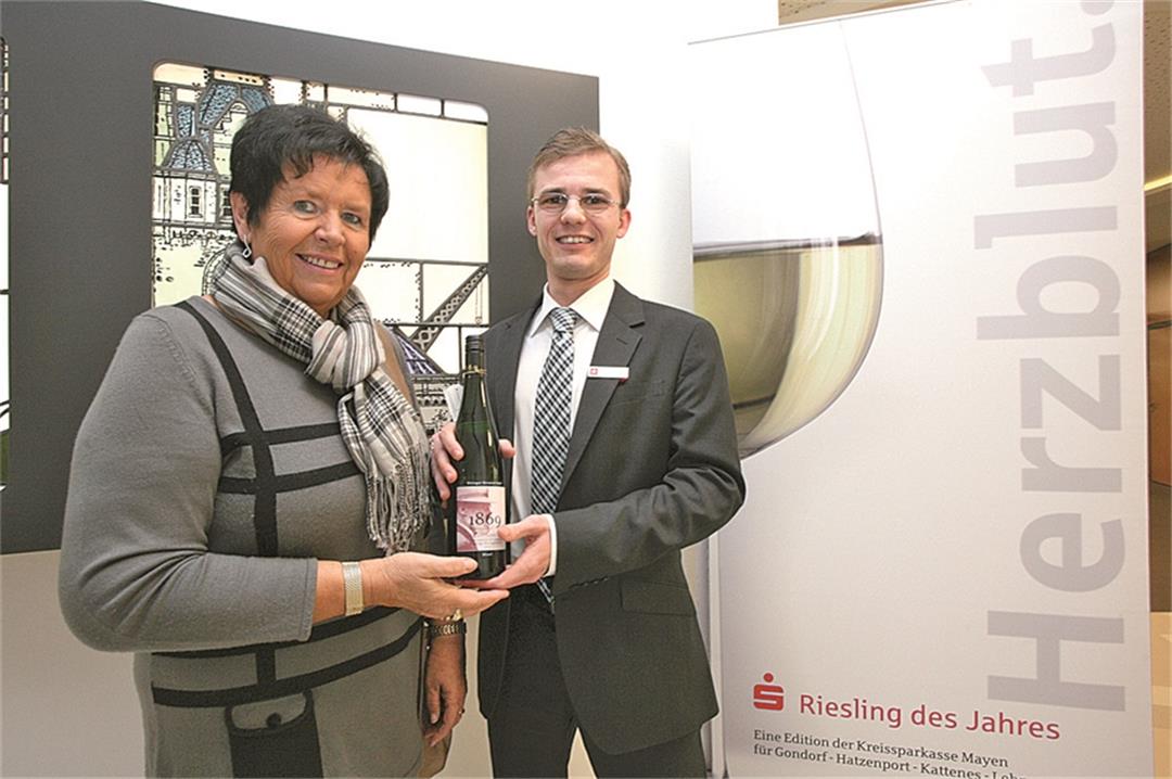 Ursula Röser wurde eine Flasche Sparkassen-Riesling überreicht