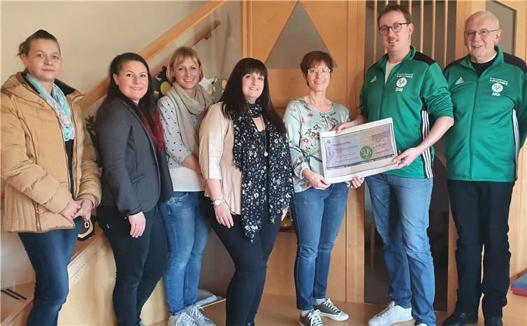 Spende des SV Grün-Weiß Kürrenberg e. V. an städtischen Kindergarten ...