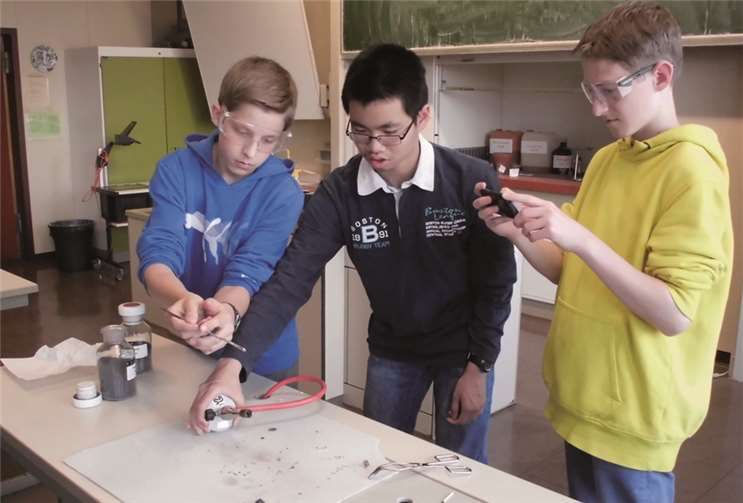 Juniorforscher experimentieren im Chemielabor