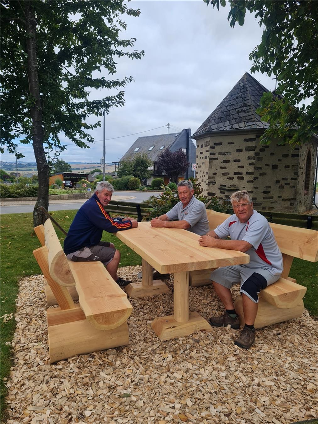 Neue Sitzgruppe hinter der Kapelle in Pillig