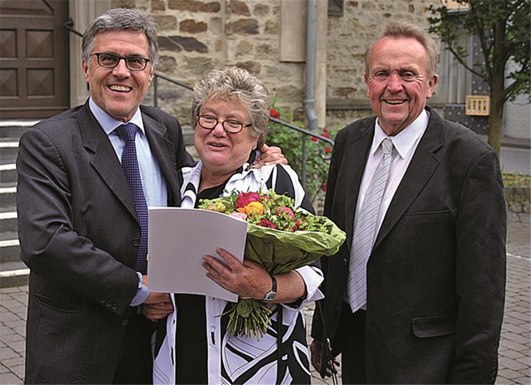 Anna Offergeld erhält die Ehrennadel des Landes