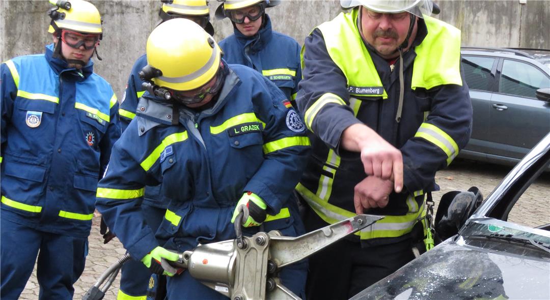 Retten von eingeklemmten Personen aus Fahrzeugen war Thema
